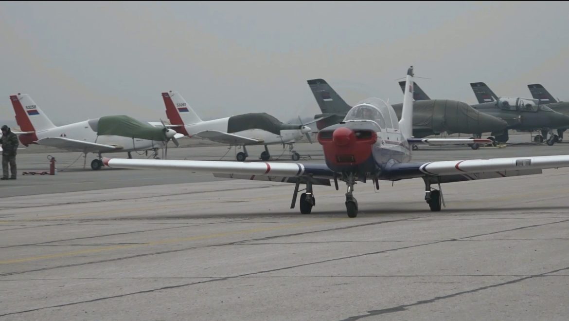 Piloti RV i PVO na letačkoj obuci na školskom avionu Lasta V-54 - Tango Six